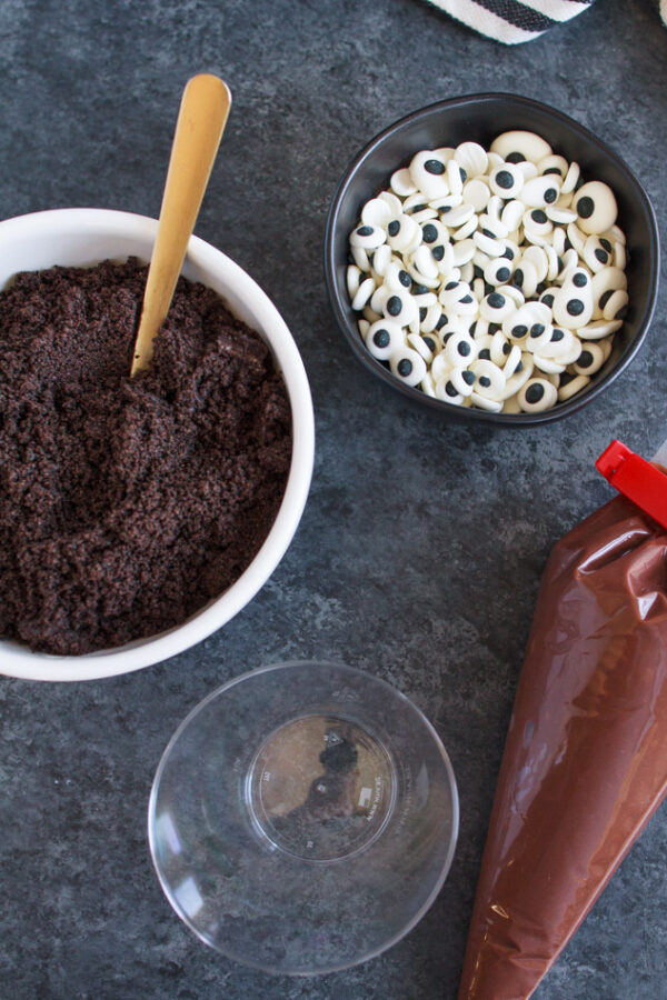 Graveyard Pudding Cookie Cups | My Name Is Snickerdoodle